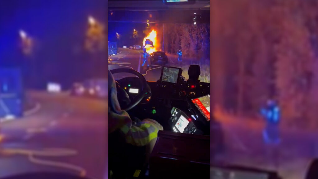 VIDEO: Tesla’s vatten vlam op vrachtwagen op snelweg - 112 Nederland