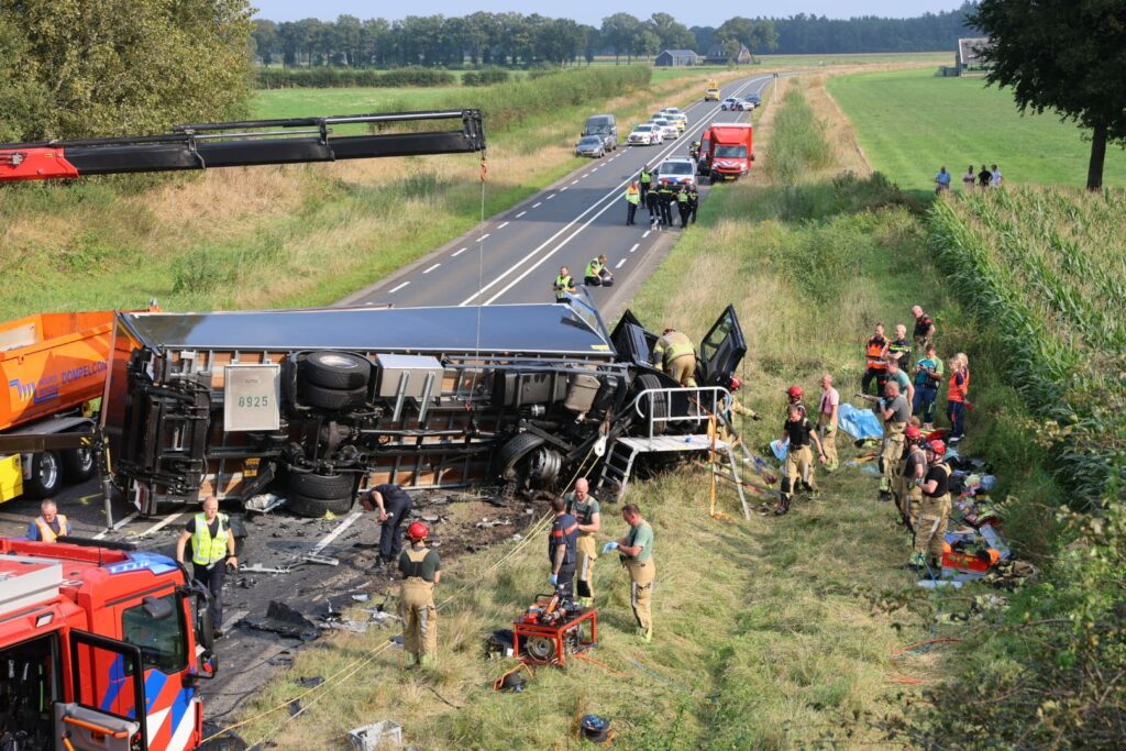 UPDATE: Twee doden bij frontale aanrijding tussen vrachtwagen en auto - 112 Nederland