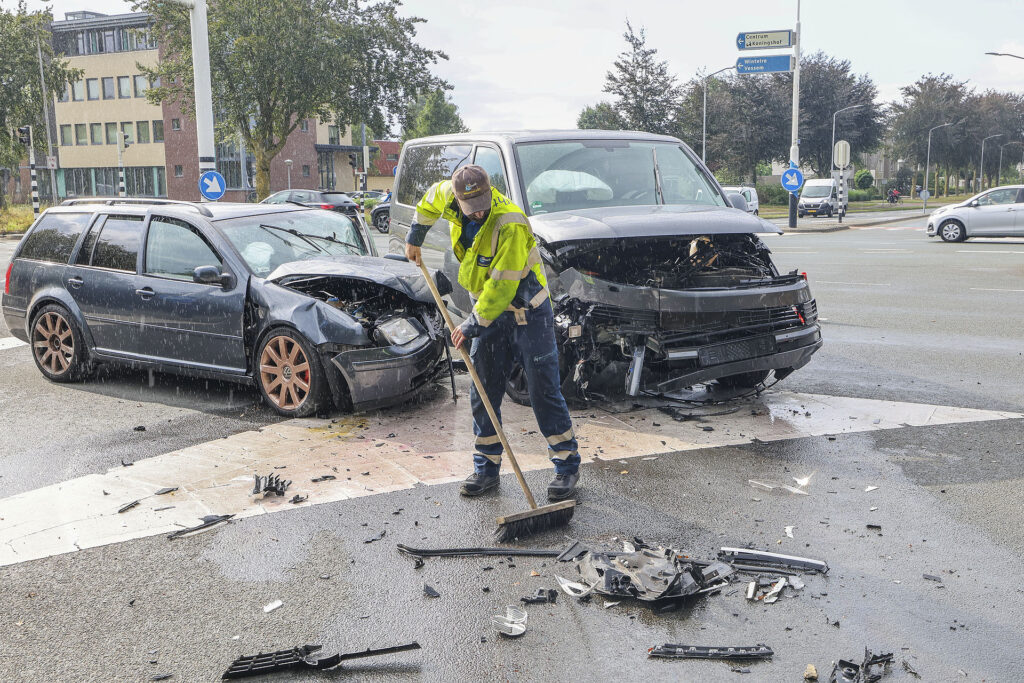 Man gewond bij frontale botsing tussen automobilist en busje - 112 Nederland