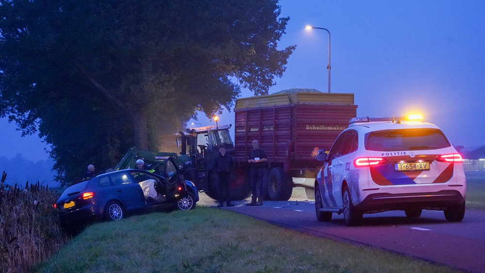 Automobilist gewond na botsing met tractor - 112 Nederland