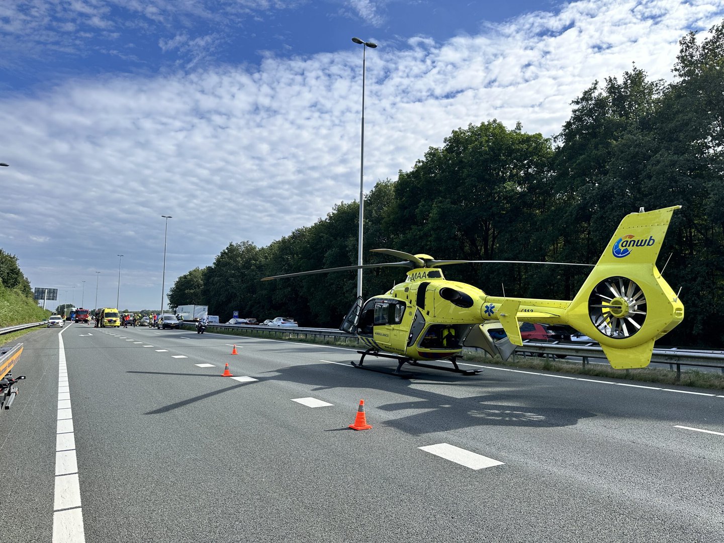 Dode (68) bij frontale botsing tussen auto en vrachtwagen, weg dicht - 112 Nederland