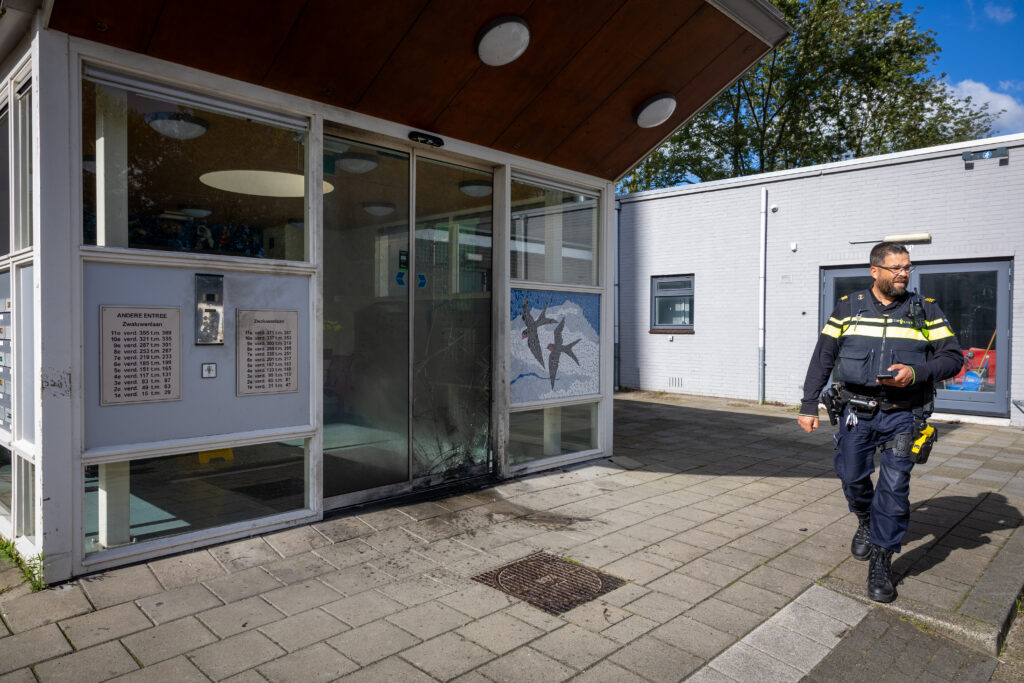 Explosie voor ingang van flat: gesmolten plastic op de grond en sterke ...