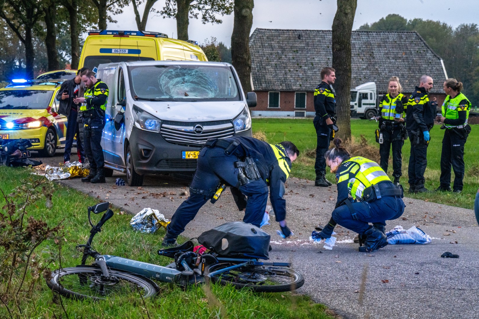Twee fietsers ernstig gewond na botsing met bestelbus - 112 Nederland