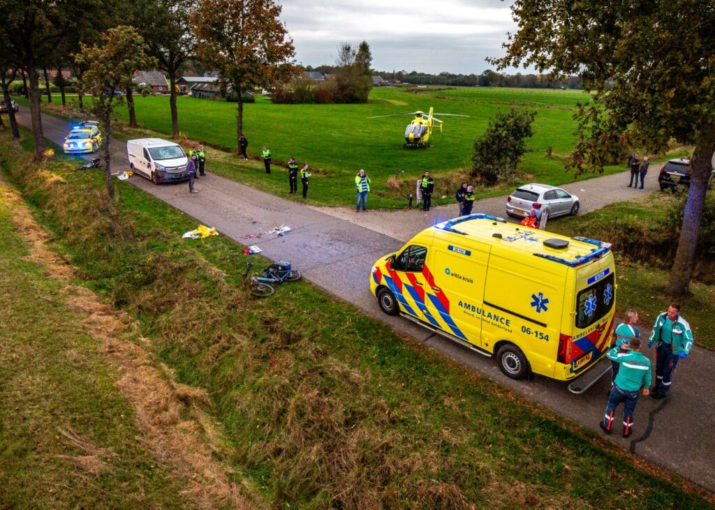 Twee fietsers ernstig gewond na botsing met bestelbus - 112 Nederland