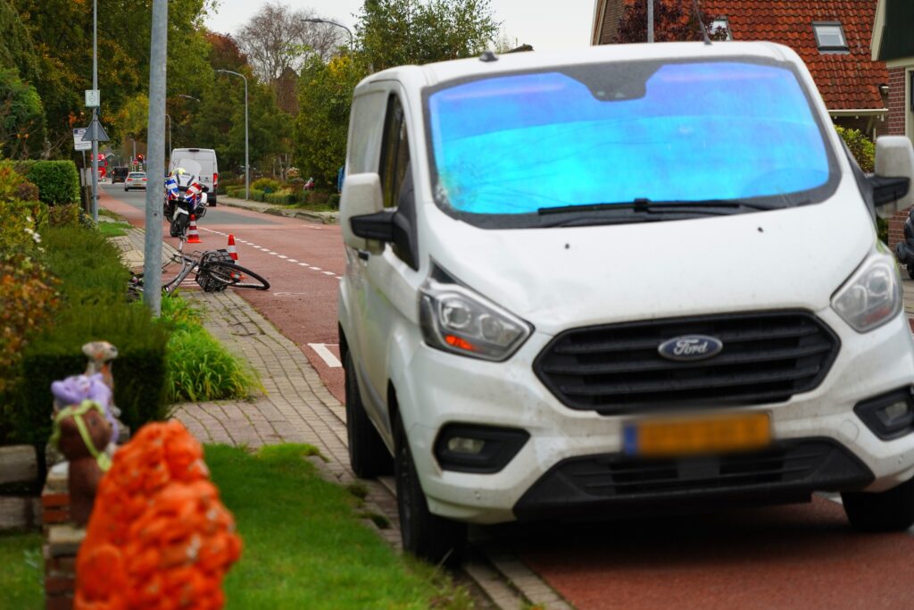 Fietser ernstig gewond na aanrijding met bestelbus - 112 Nederland