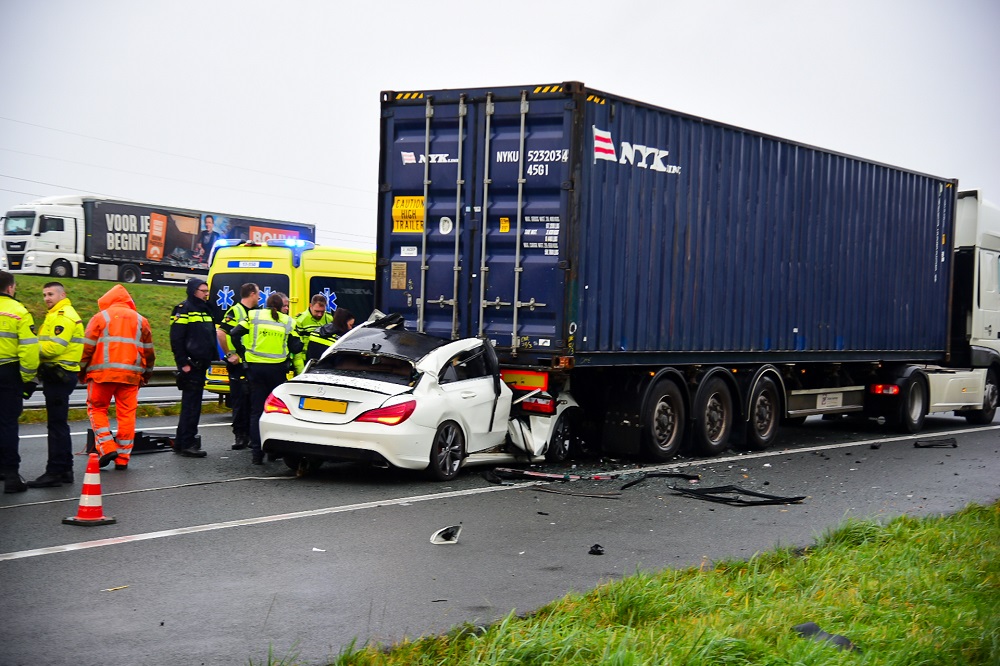 Automobilist overleden na botsing met vrachtwagen - 112 Nederland
