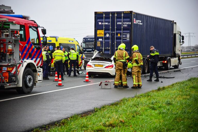 Automobilist overleden na botsing met vrachtwagen - 112 Nederland