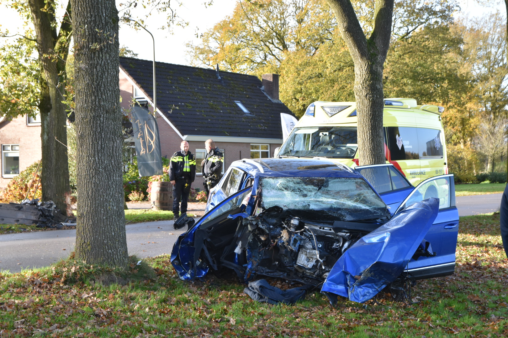 Auto botst tegen boom, bestuurder zwaargewond - 112 Nederland