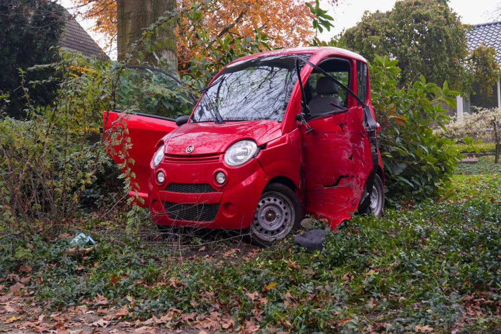 Bestuurder brommobiel raakt zwaargewond bij botsing met terreinwagen - 112 Nederland