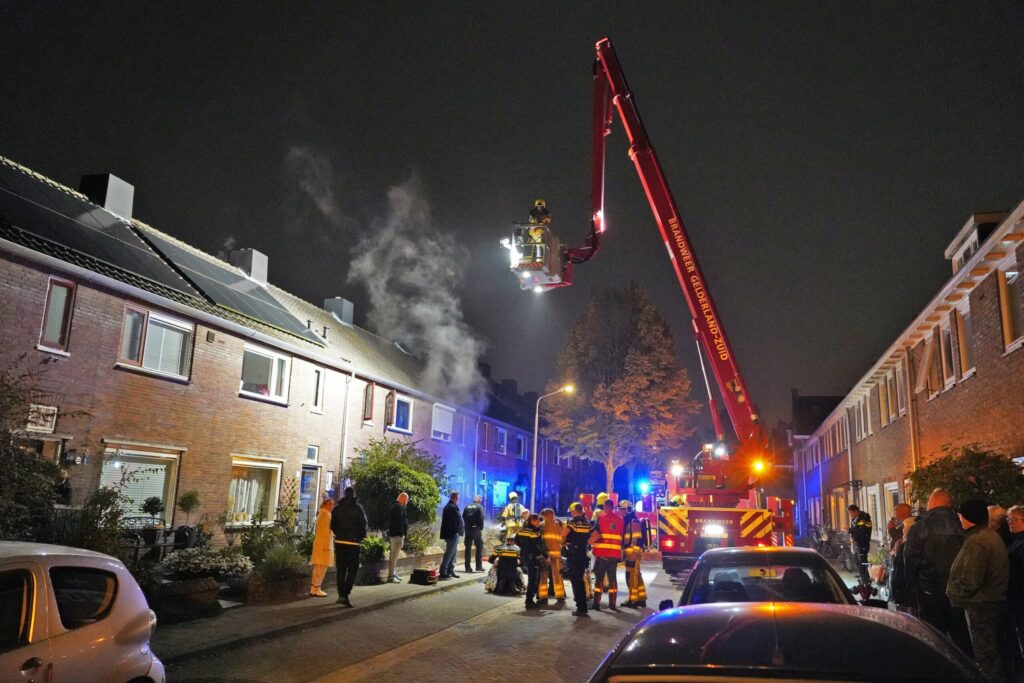 Bewoners met huisdieren op straat na brand, huis onbewoonbaar - 112 ...
