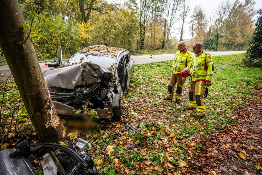 (VIDEO) Auto botst tegen boom, bestuurder zwaargewond - 112 Nederland