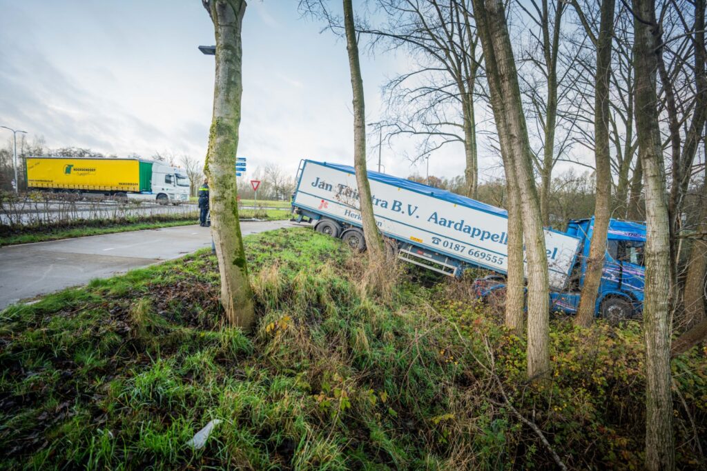 Vrachtwagenchauffeur belandt onderaan talud bij rotonde - 112 Nederland