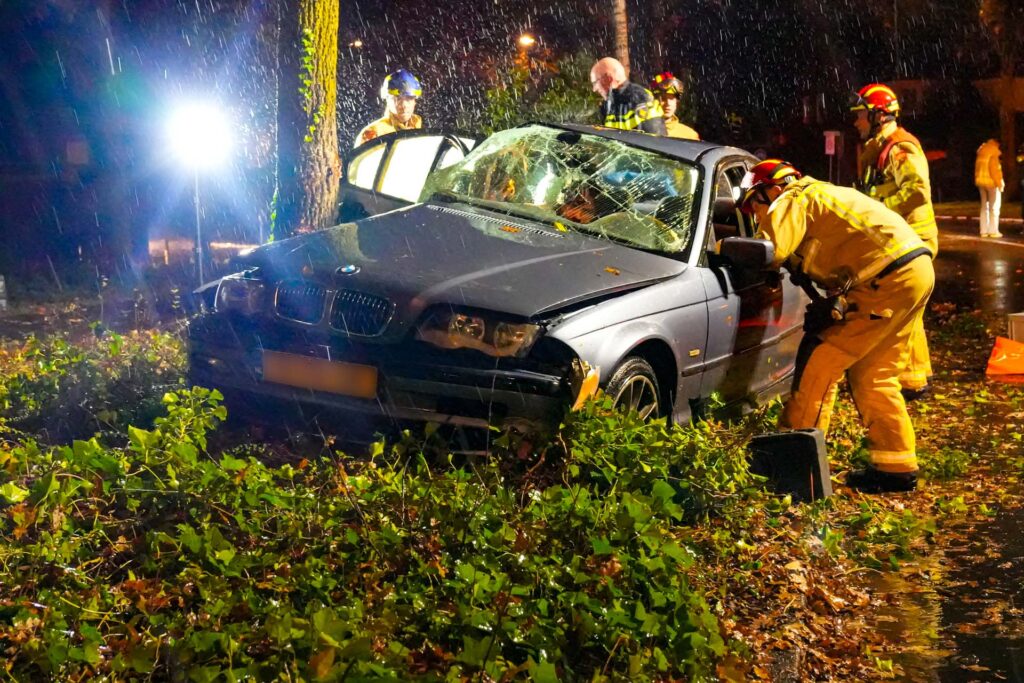 Auto raakt na flauwe bocht van de weg en crasht tegen boom, inzittenden naar het ziekenhuis ...