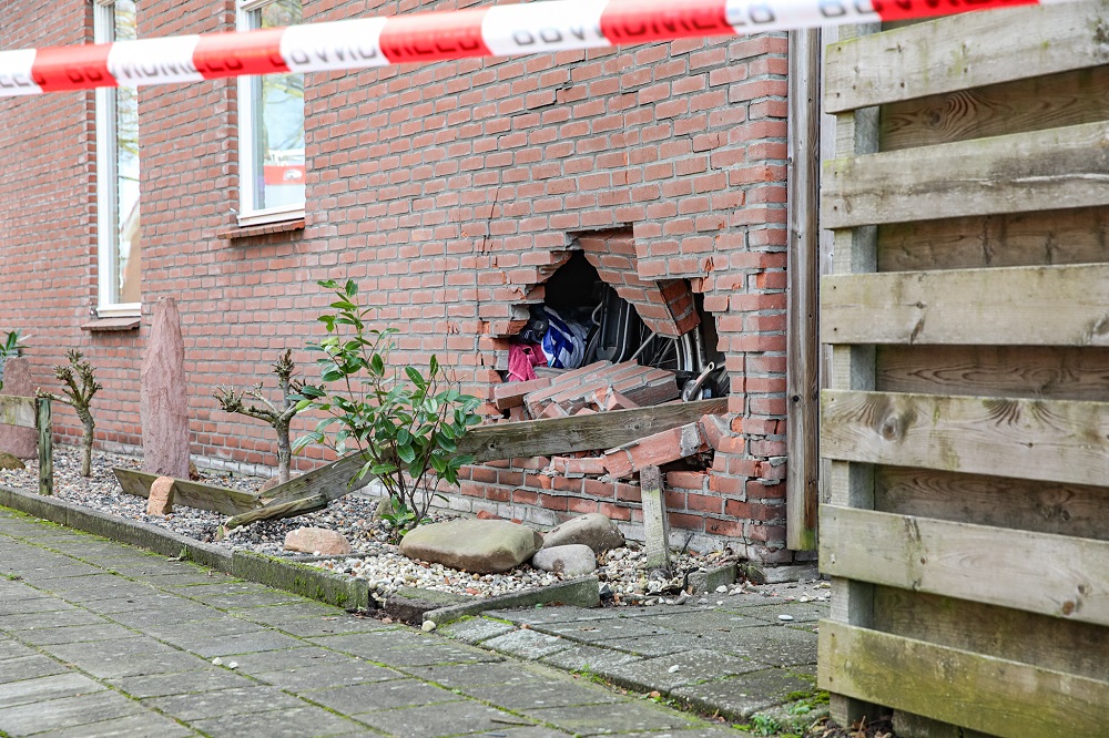 Auto rijdt gat in muur van woning - 112 Nederland