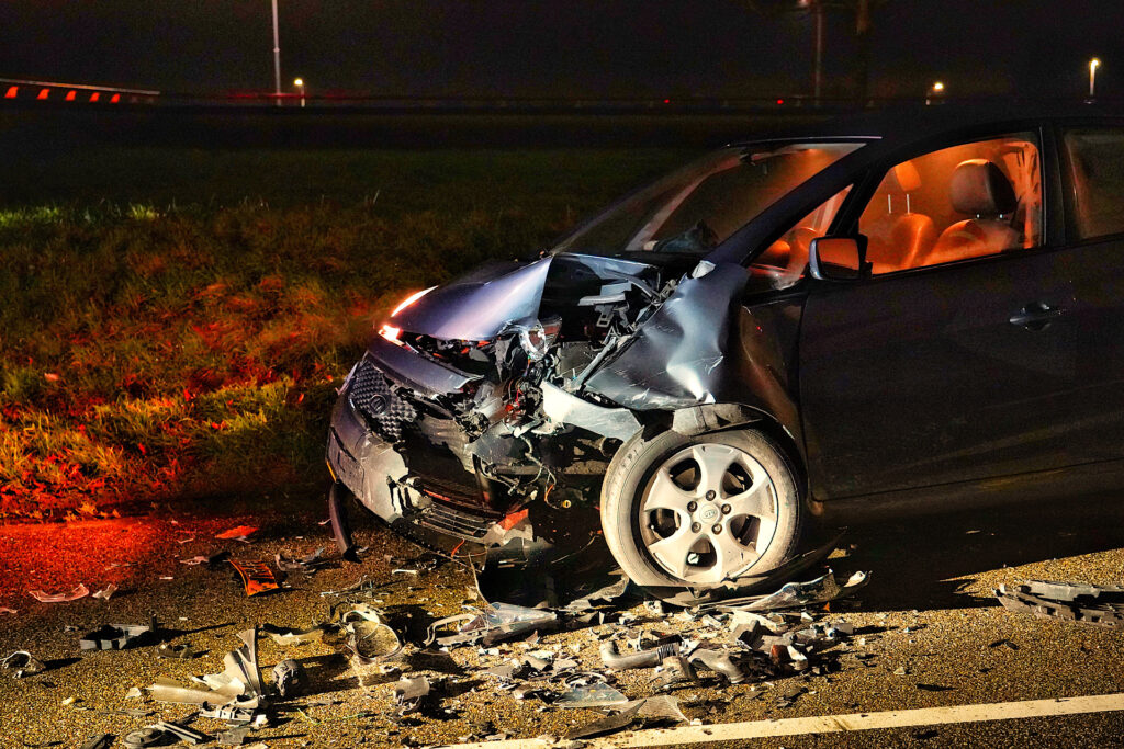 Man gewond bij frontale botsing tussen twee auto’s - 112 Nederland