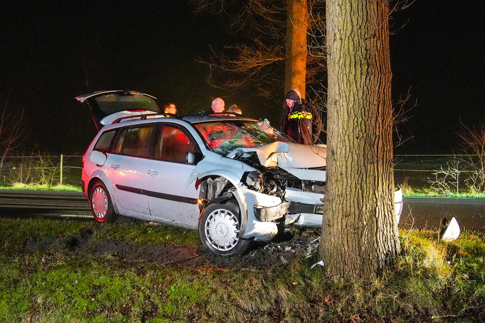 Auto botst tegen boom, gewonde met ambulance naar ziekenhuis - 112 Nederland