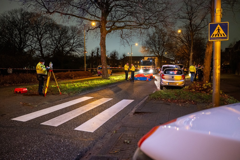 Voetganger overleden na aanrijding op zebrapad, bestuurder aangehouden - 112 Nederland