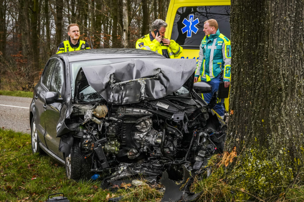 Auto botst frontaal tegen boom, vrouw zwaargewond - 112 Nederland