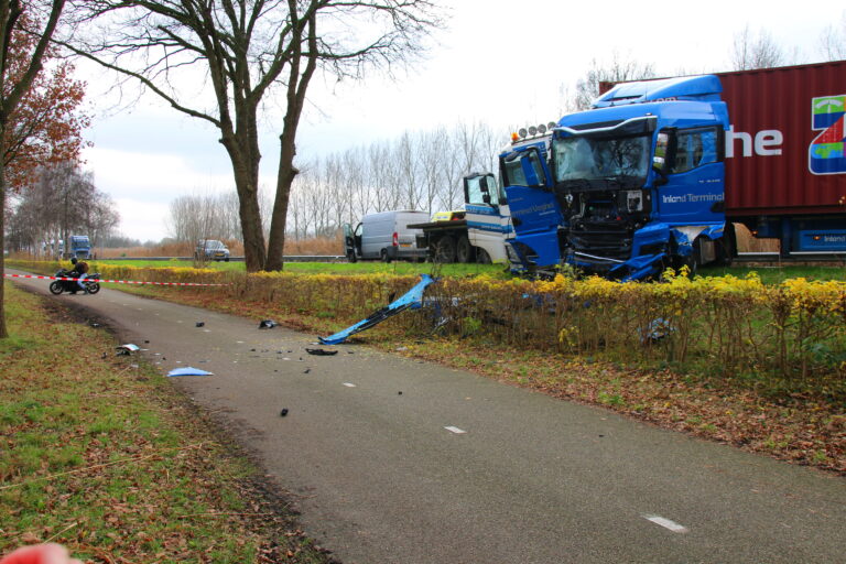 Gewonden bij ongeval tussen vrachtwagens en personenauto - 112 Nederland