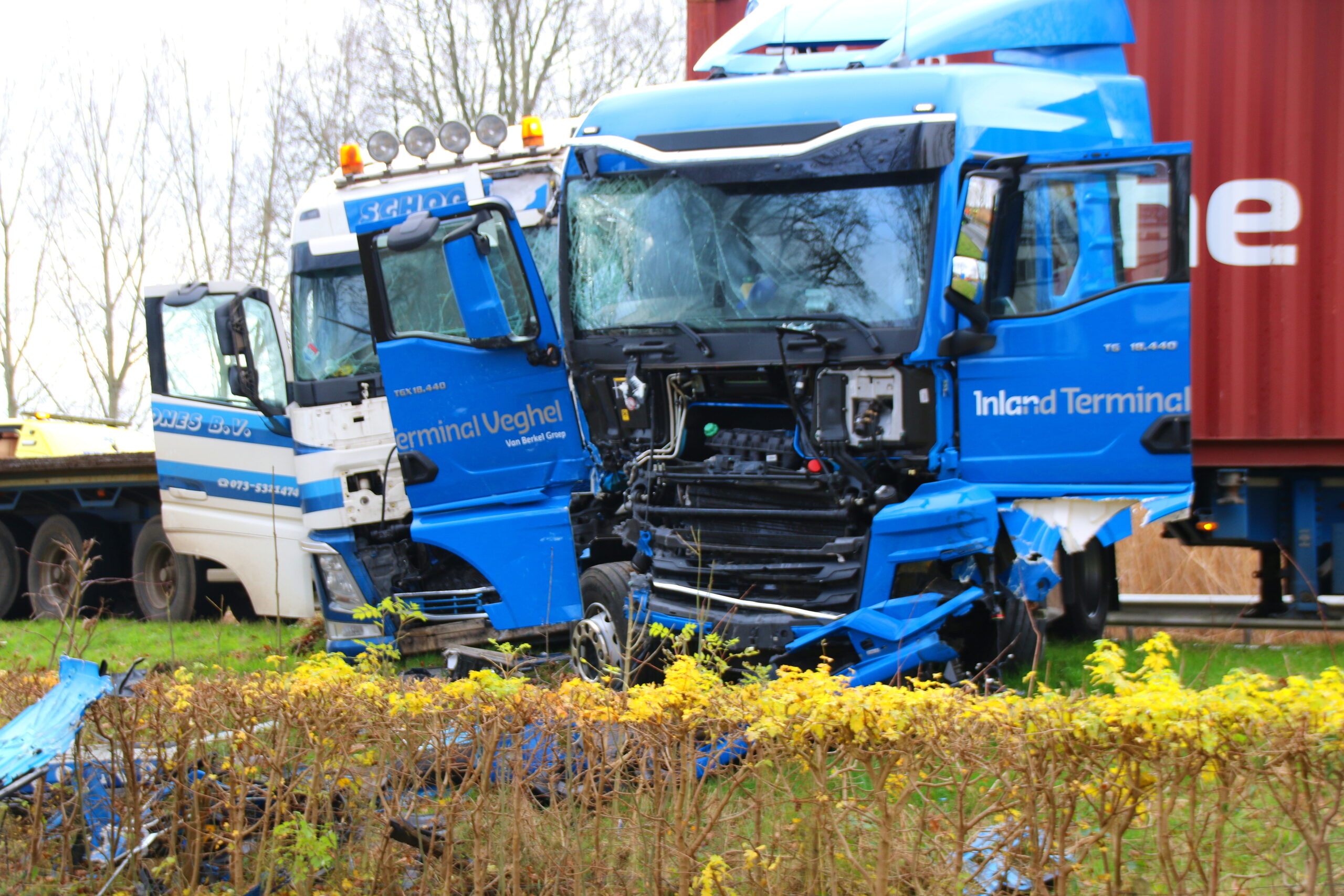 Gewonden bij ongeval tussen vrachtwagens en personenauto - 112 Nederland