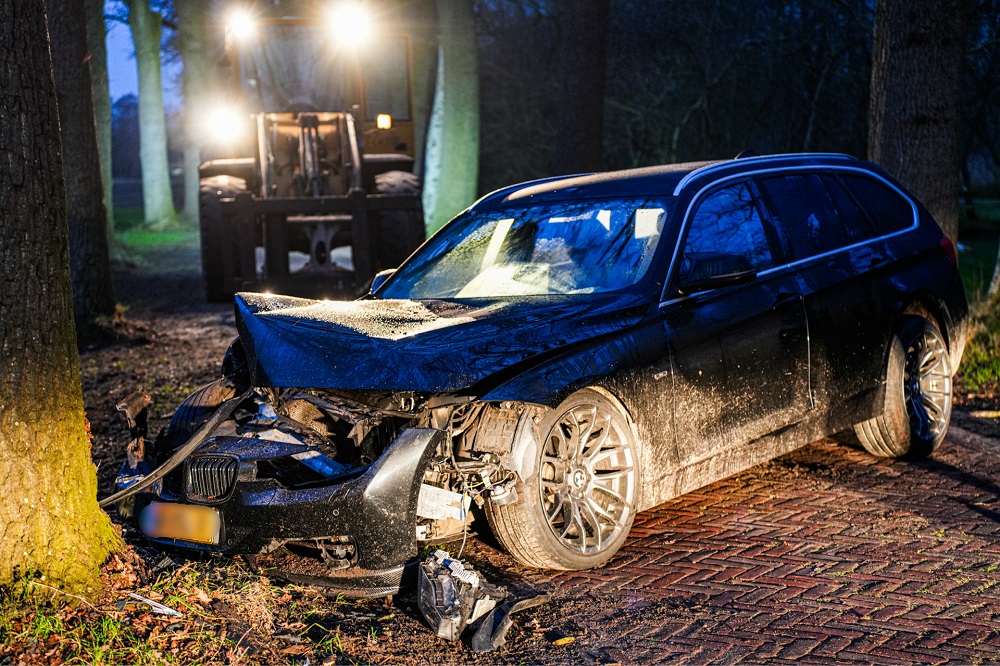 Auto botst tegen boom, inzittenden in ambulance nagekeken - 112 Nederland