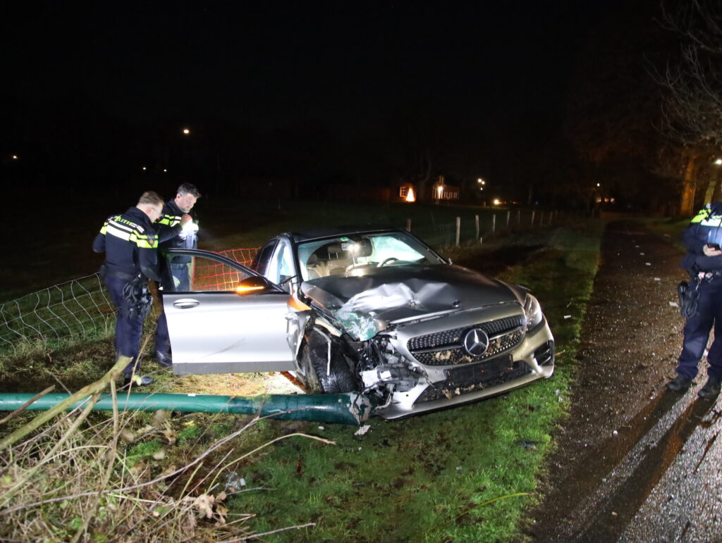 Ravage nadat auto tegen lantaarnpaal en boom crasht - 112 Nederland
