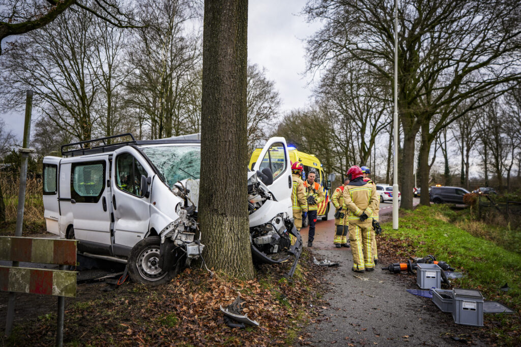 Bestuurder van bedrijfsbus zwaargewond bij botsing tegen boom - 112 Nederland