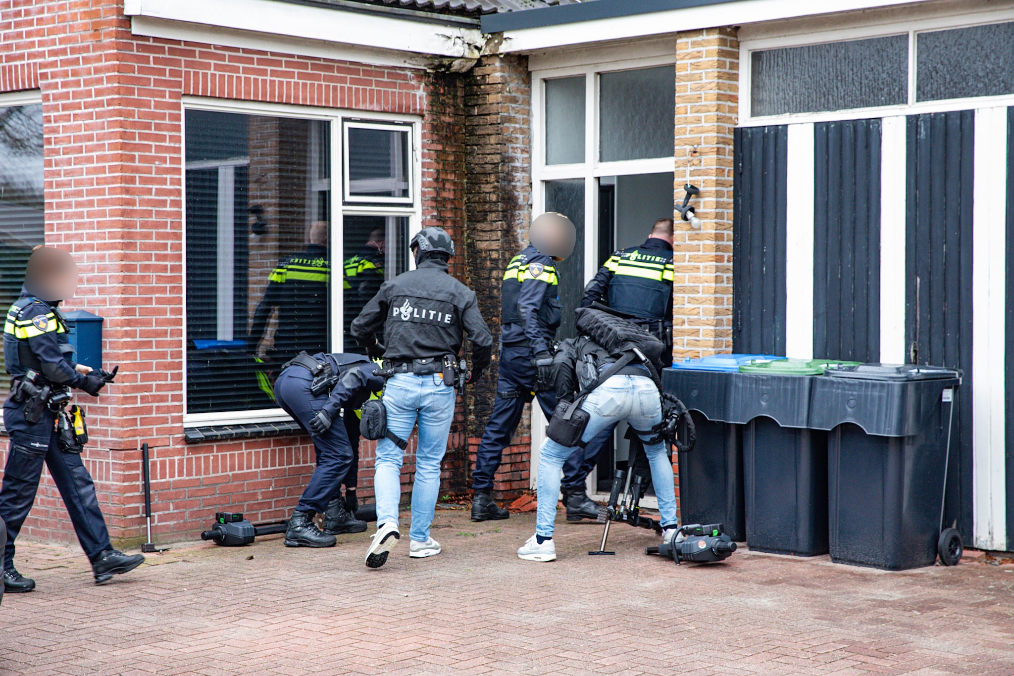 VIDEO: Politie doet inval bij woning en autobedrijf - 112 Nederland