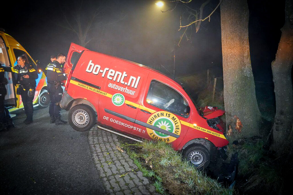 Automobilist met gehuurd busje crasht tegen boom - 112 Nederland