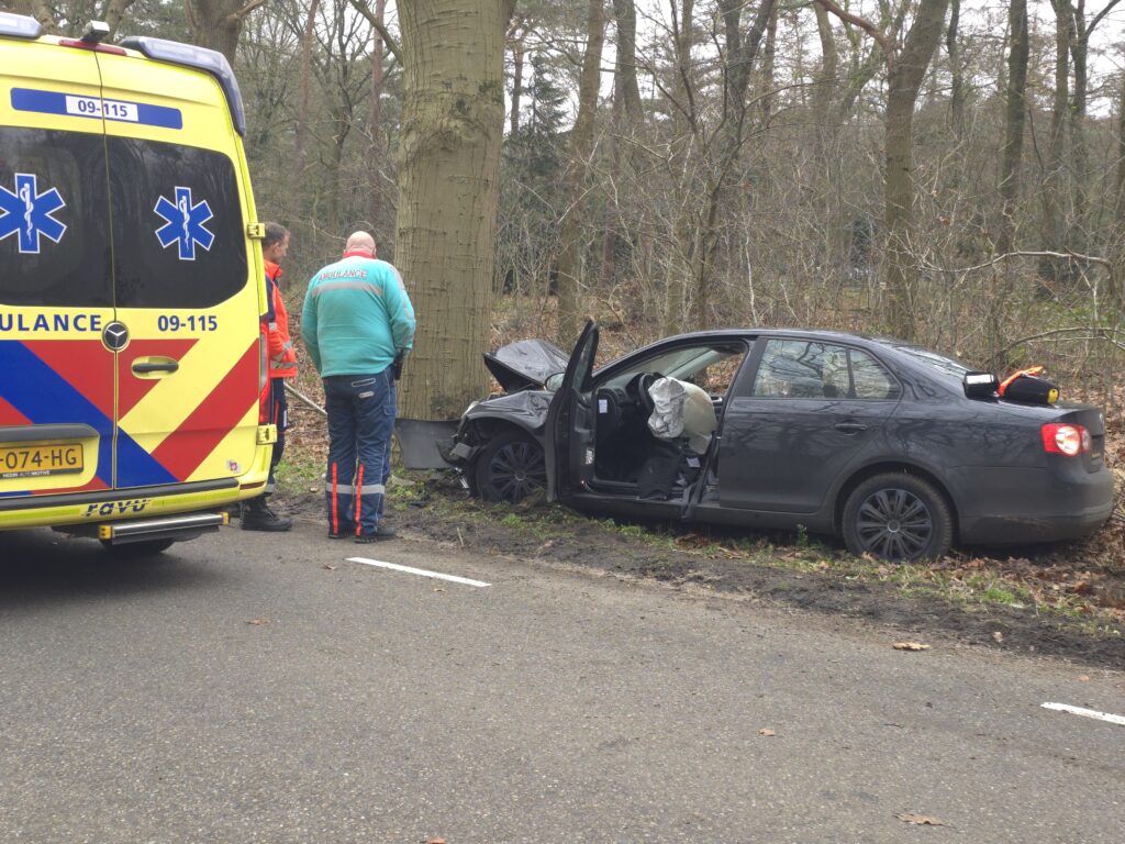 Automobilist zwaargewond na botsing met boom - 112 Nederland