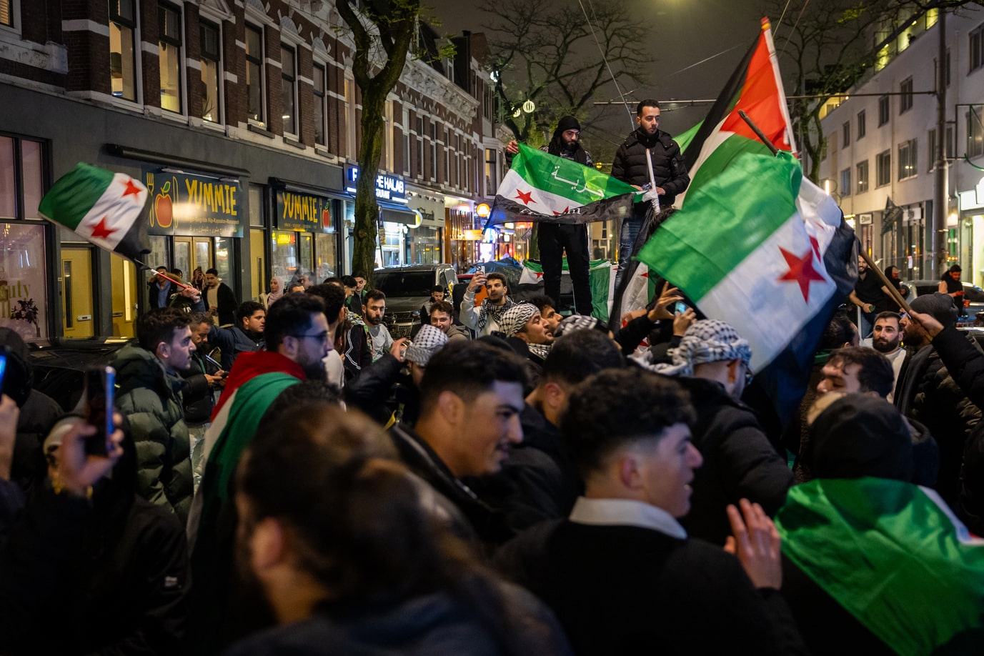 Syriërs vieren feest en blokkeren centrum van stad - 112 Nederland