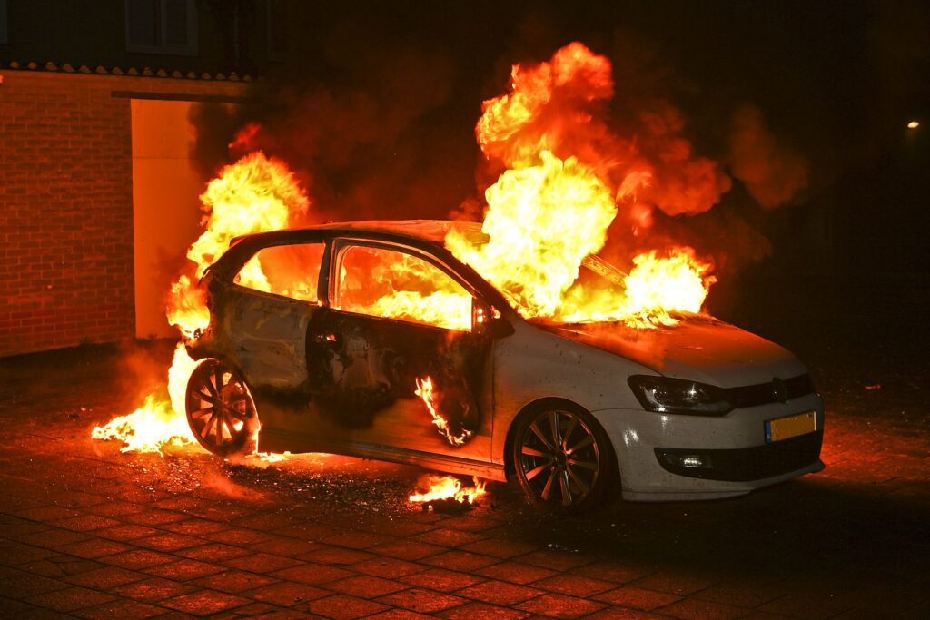 Auto in lichterlaaie na ontploffing van vuurwerk - 112 Nederland