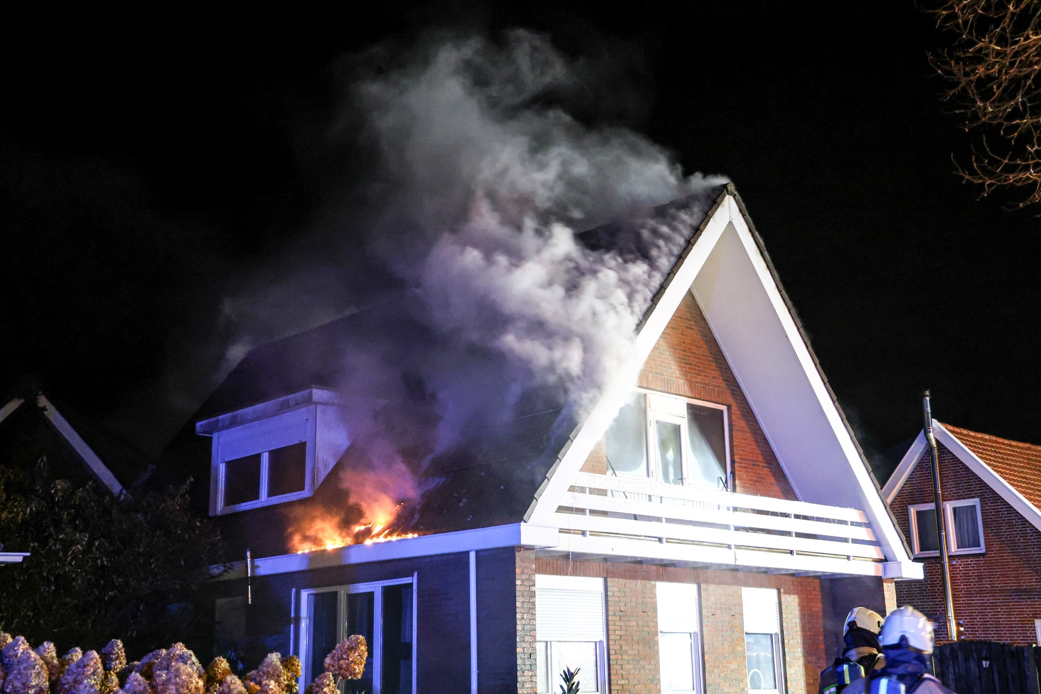 VIDEO: Brandweer redt vier honden bij uitslaande woningbrand - 112 ...