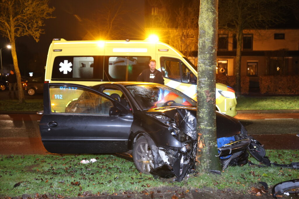 Automobilist onder invloed crasht tegen boom - 112 Nederland