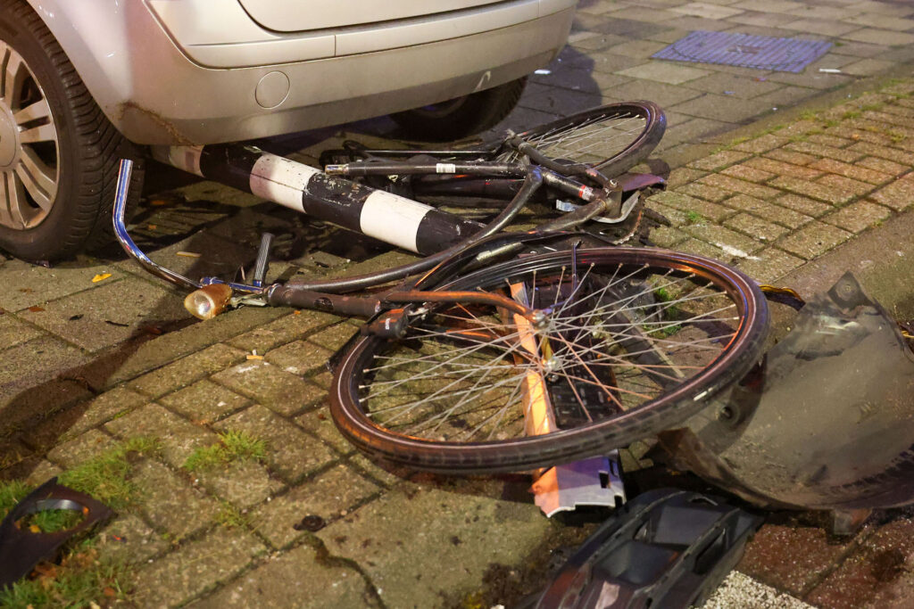 Fietsster zwaargewond na botsing met auto - 112 Nederland