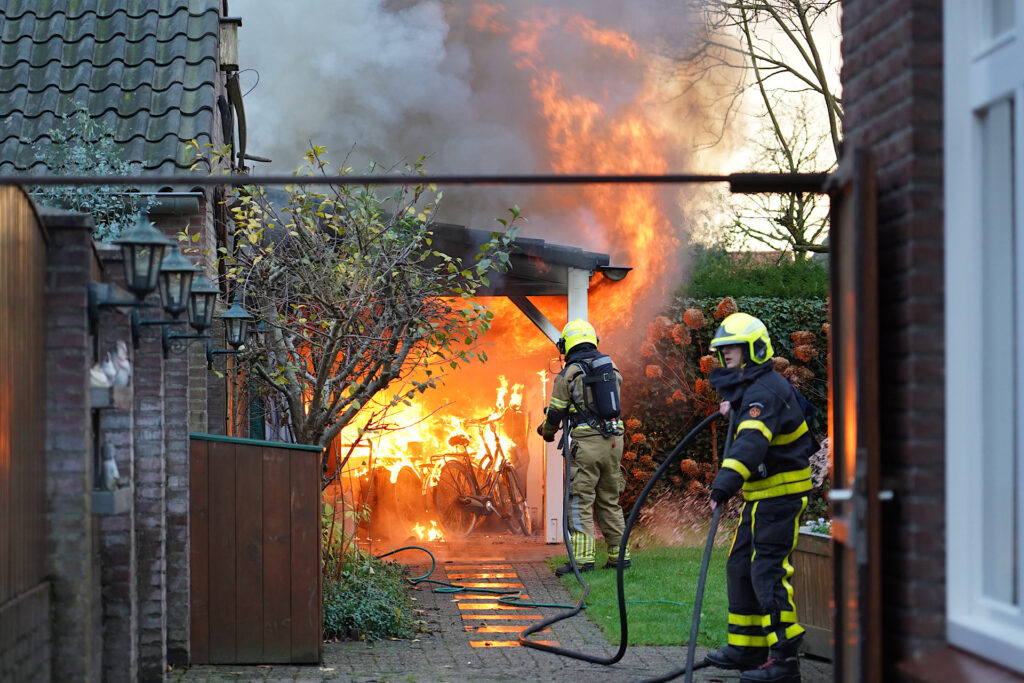 Uitslaande brand verwoest schuur achter woning - 112 Nederland