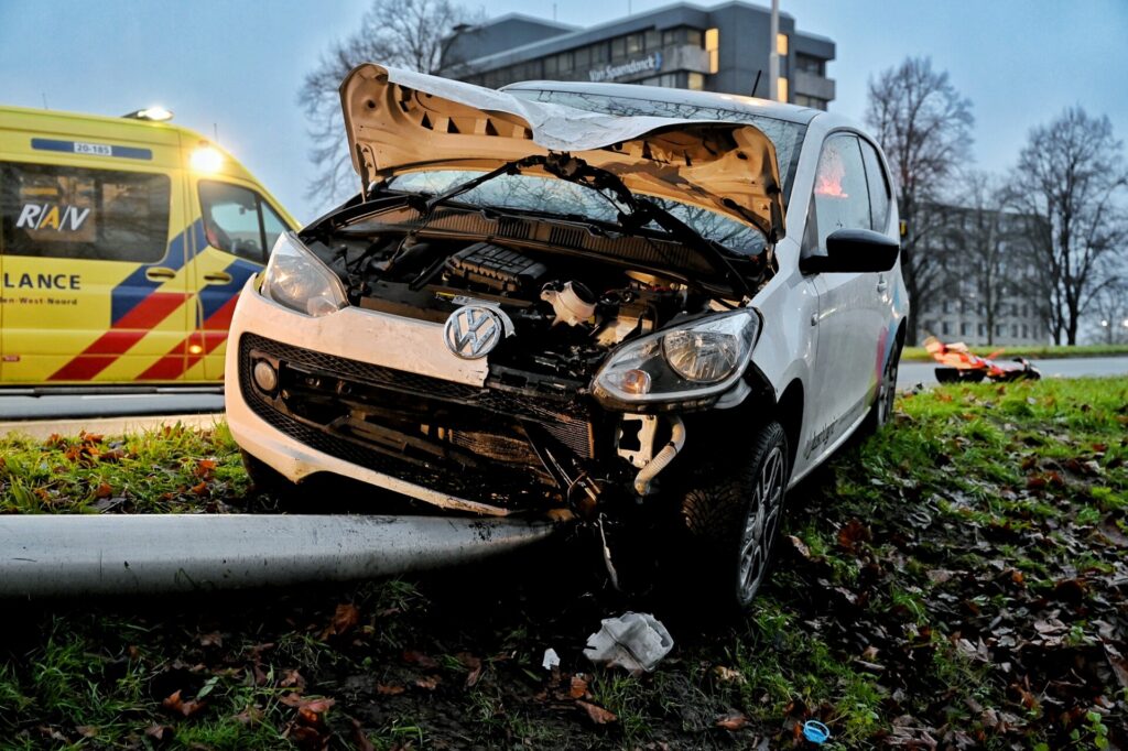 Automobiliste verliest macht over het stuur en crasht auto - 112 Nederland