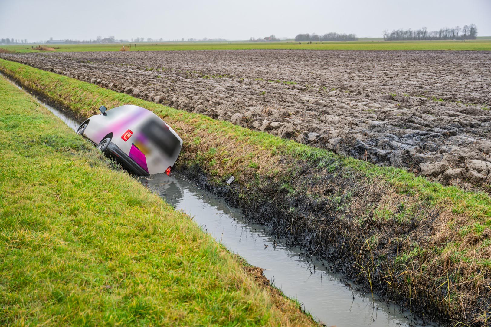 Bedrijfsbusje raakt van de weg en belandt in sloot - 112 Nederland