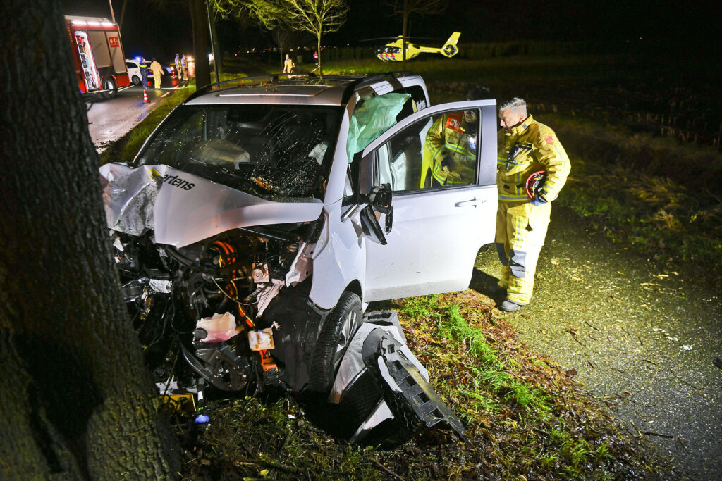 Busje botst frontaal tegen boom, bestuurder zwaargewond - 112 Nederland