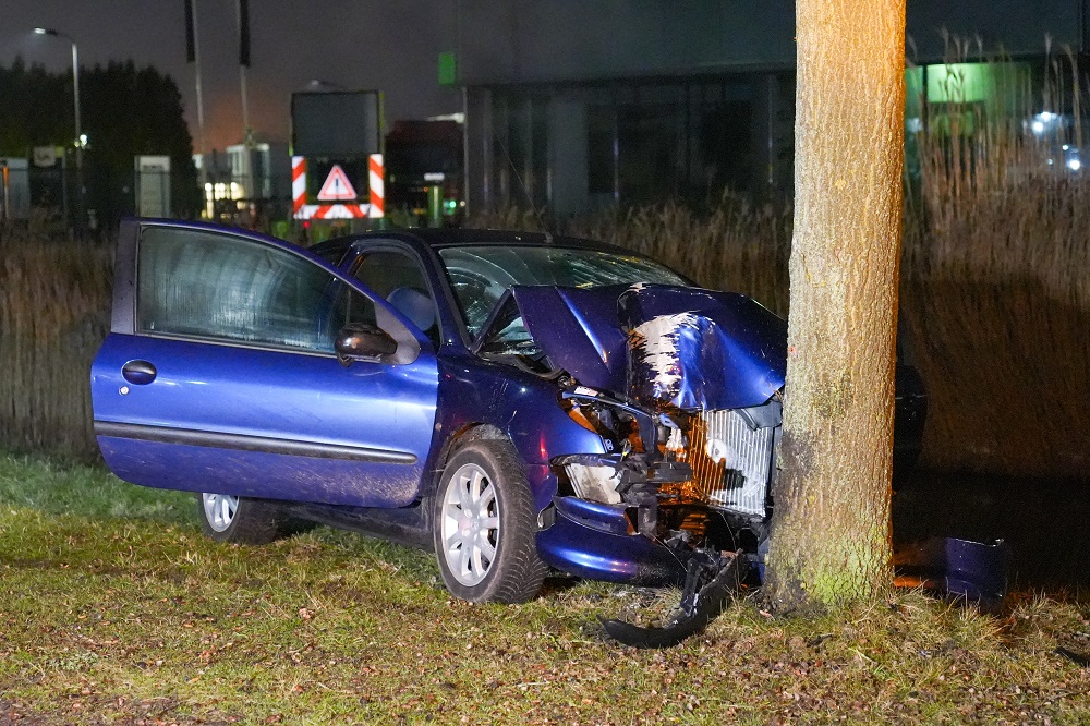 Auto botst tegen boom, inzittenden gevlucht - 112 Nederland