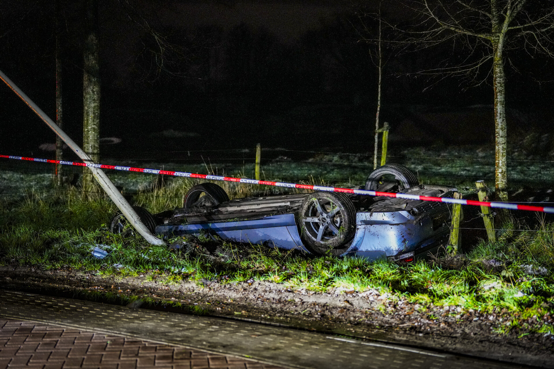 Auto op z’n kop in sloot door gladheid - 112 Nederland