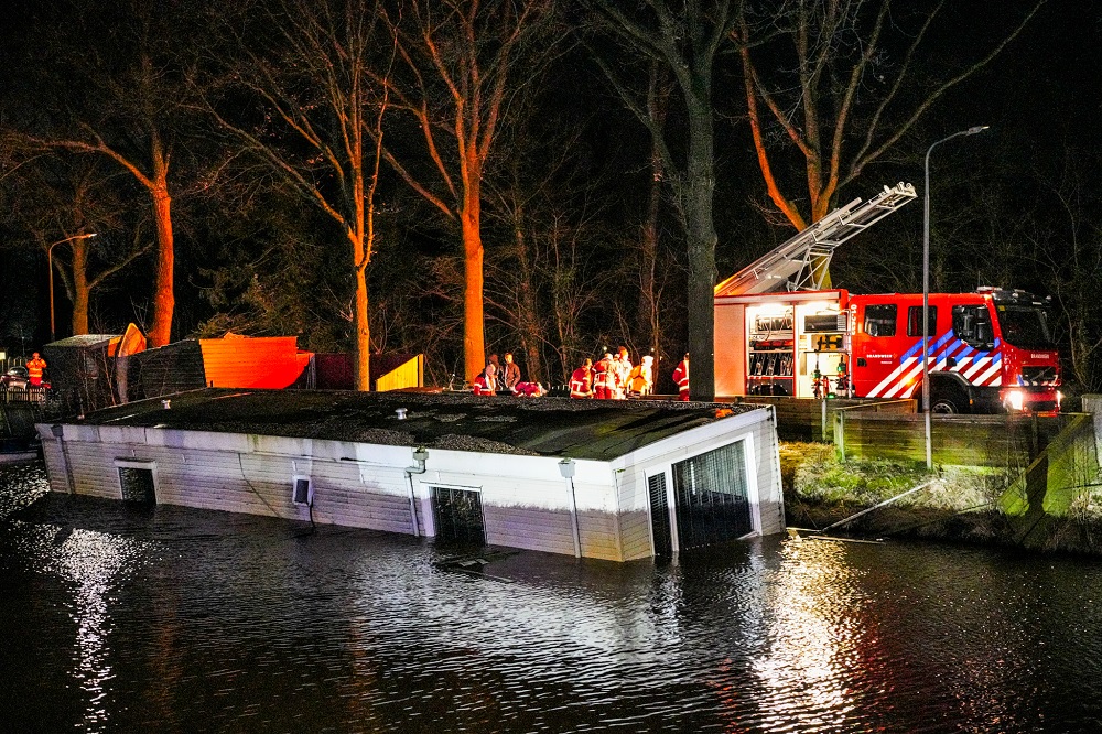 Woonboot gezonken, brandweer pompt boot leeg - 112 Nederland