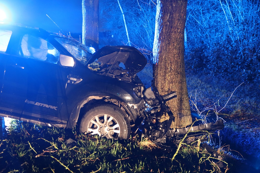 Auto botst tegen boom, bestuurder gewond naar ziekenhuis - 112 Nederland