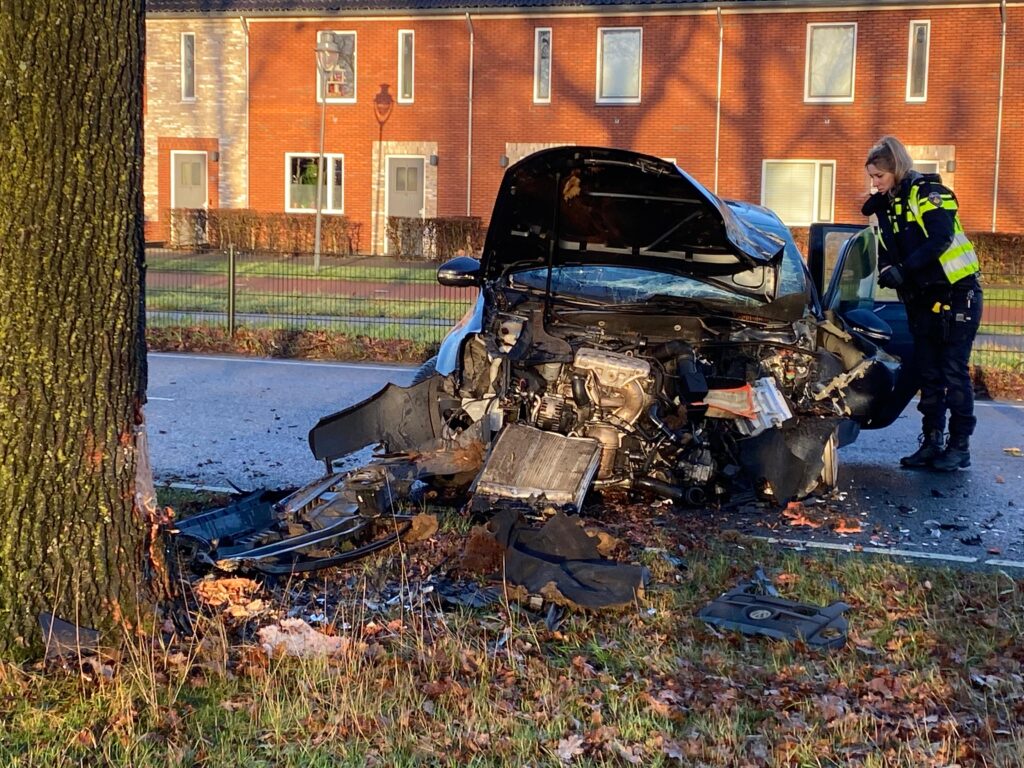 Auto botst tegen boom, bestuurder gewond - 112 Nederland