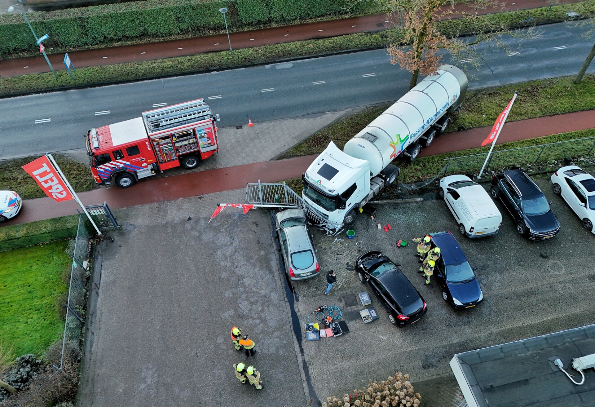 Vrachtwagen rijdt dwars door hek heen en ramt drie geparkeerde auto’s ...