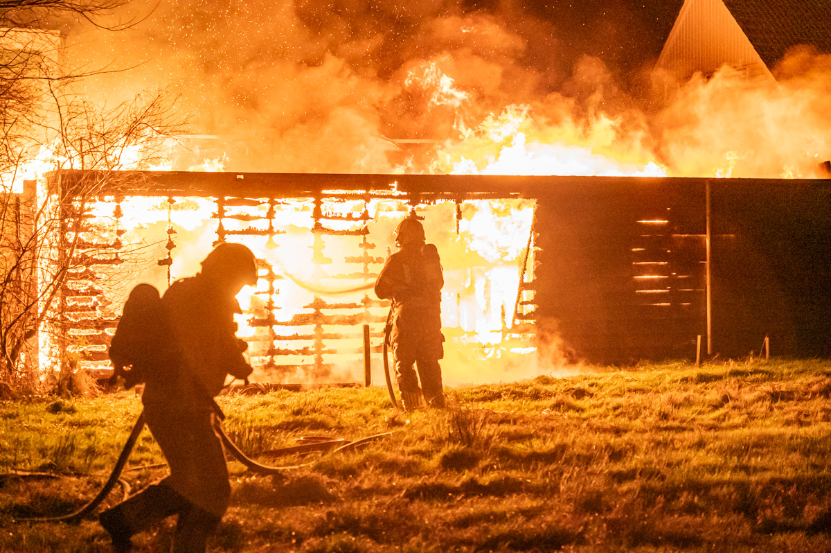 Uitslaande brand verwoest schuur en schutting achter woning - 112 Nederland