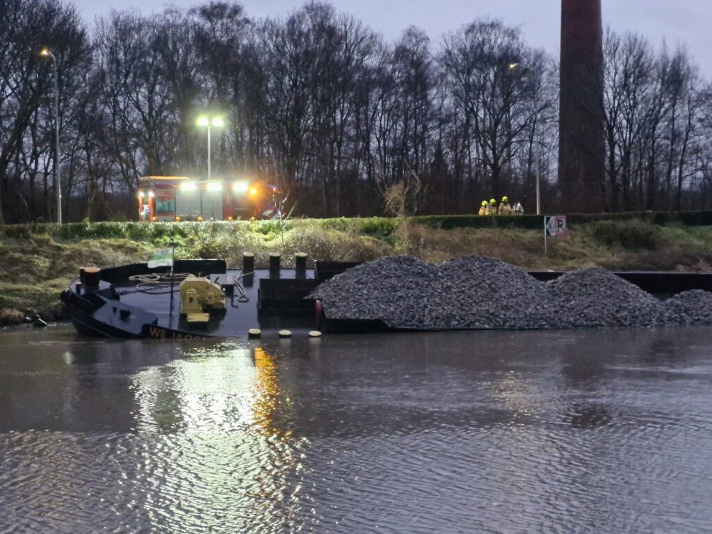 Duwbak met stenen maakt slagzij op Julianakanaal - 112 Nederland