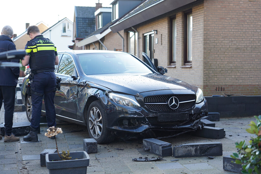Automobilist verliest macht over het stuur en rijdt voortuin in - 112 Nederland