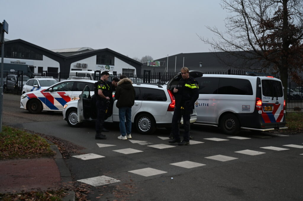 Agenten met kogelwerende vesten rijden auto klem bij binnenspeeltuin ...