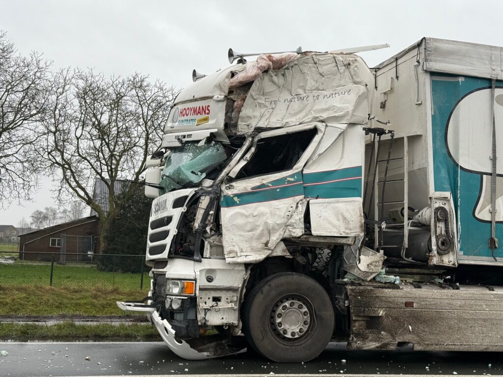 Ravage na frontale aanrijding tussen twee vrachtwagens - 112 Nederland
